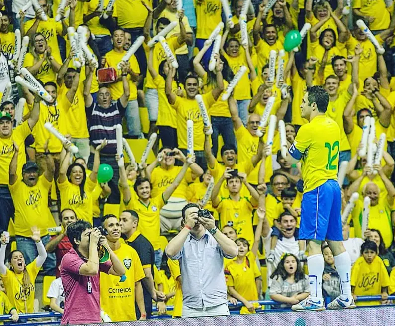 Who are the best Brazilian futsal left wings in history?